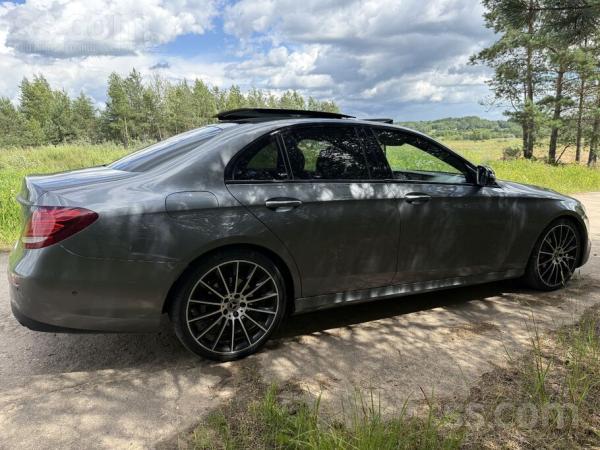 Grey Mercedes-Benz E 220 2018 in Daugavpils, with an engine capacity of 2.00 L and mileage of 210 thousand km for 24400 €, photo 4 on AUTOMOTO.COM.LV