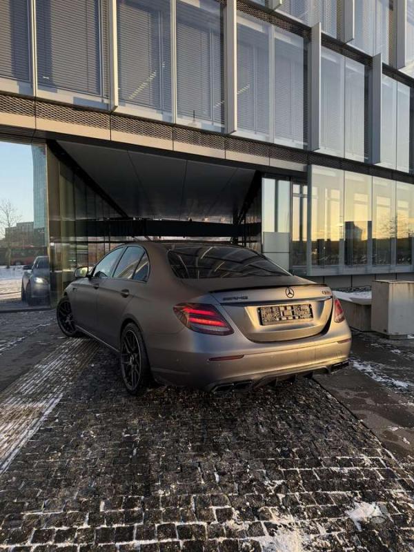 Grey Mercedes-Benz E 220 2019 in Vilnius, with an engine capacity of 1.95 L and mileage of 245 thousand km for 20800 €, photo 6 on AUTOMOTO.COM.LV