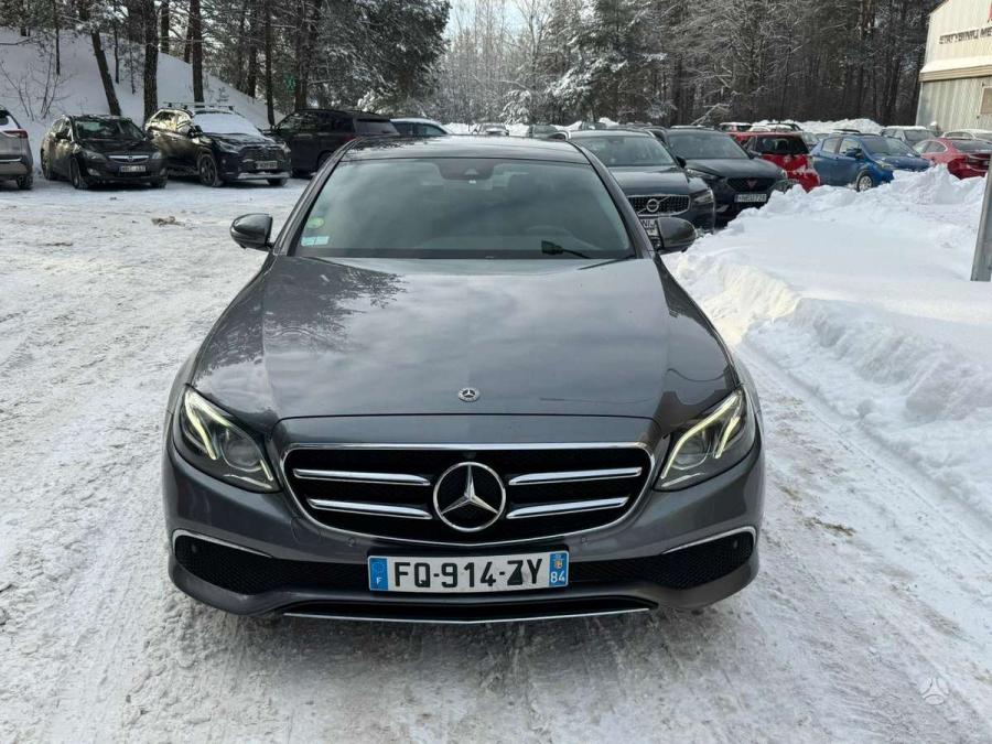 Pelēks Mercedes-Benz E 220 2020 Viļņa, ar dzinēja tilpumu 2.20 L un nobraukumu 281 tūkst. km par 15700 €, foto 2 vietnē AUTOMOTO.COM.LV