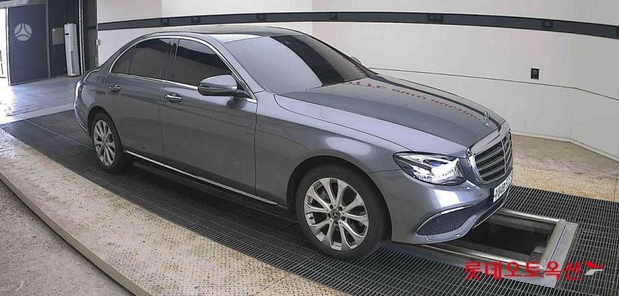 Pelēks Mercedes-Benz E 220 2020 Kauņa, ar dzinēja tilpumu 1.95 L un nobraukumu 131 tūkst. km par 19602 €, foto 3 vietnē AUTOMOTO.COM.LV