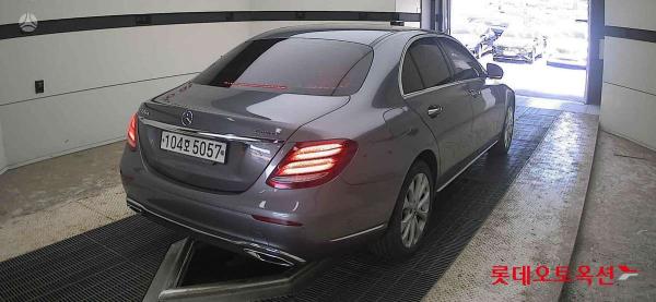 Серый Мерседес E 220 2020 в Каунас, объемом двигателя 1.95 л и пробегом 131 тыс. км за 19602 €, фото 4 на AUTOMOTO.COM.LV