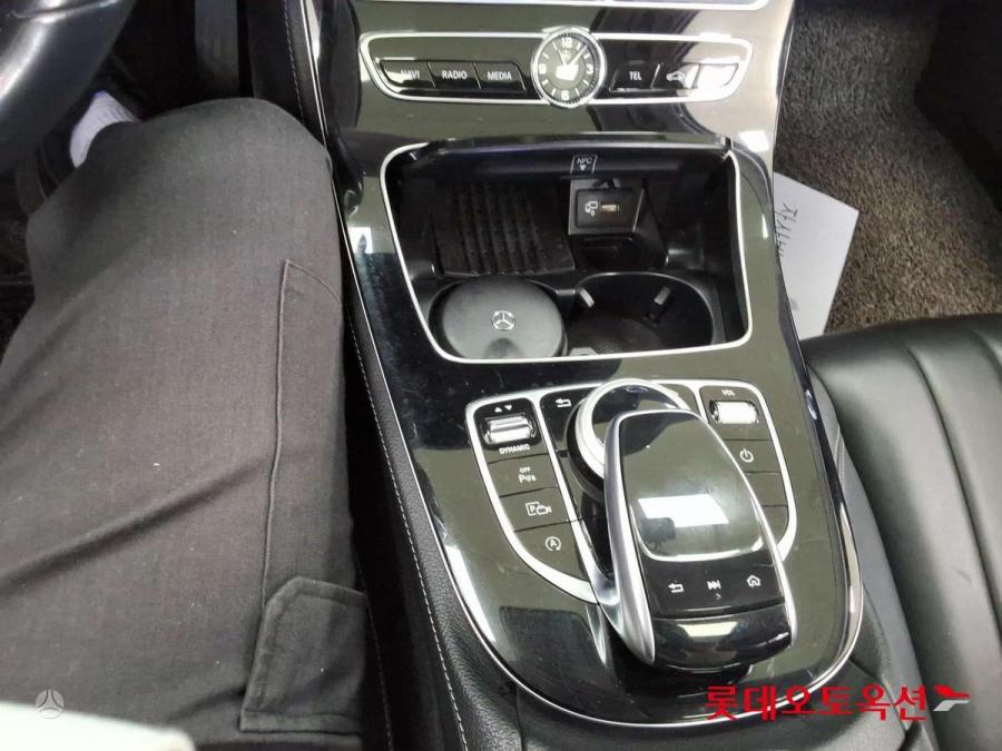 Pelēks Mercedes-Benz E 220 2020 Kauņa, ar dzinēja tilpumu 1.95 L un nobraukumu 131 tūkst. km par 19602 €, foto 7 vietnē AUTOMOTO.COM.LV