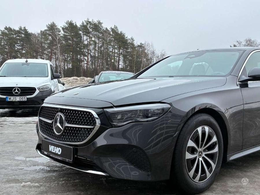 Grey Mercedes-Benz E 220 2024 in Vilnius, with an engine capacity of 1.99 L and mileage of 17 thousand km for 50900 €, photo 9 on AUTOMOTO.COM.LV