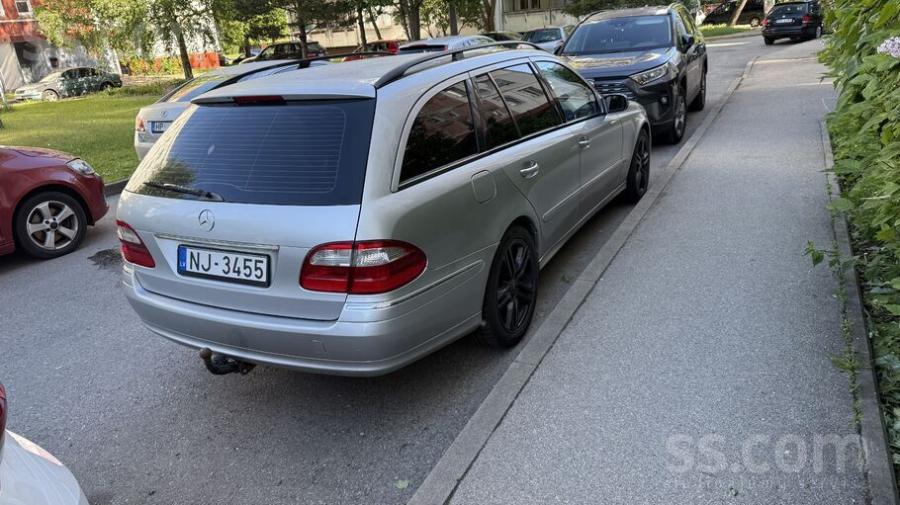 Grey Mercedes-Benz E 220 2004 in Riga, with an engine capacity of 2.20 L and mileage of 341 thousand km for 2850 €, photo 3 on AUTOMOTO.COM.LV