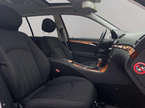 Серый Мерседес E 220 2008 в Вильнюс, объемом двигателя 2.20 л и пробегом 321 тыс. км за 4999 €, фото 9 на AUTOMOTO.COM.LV