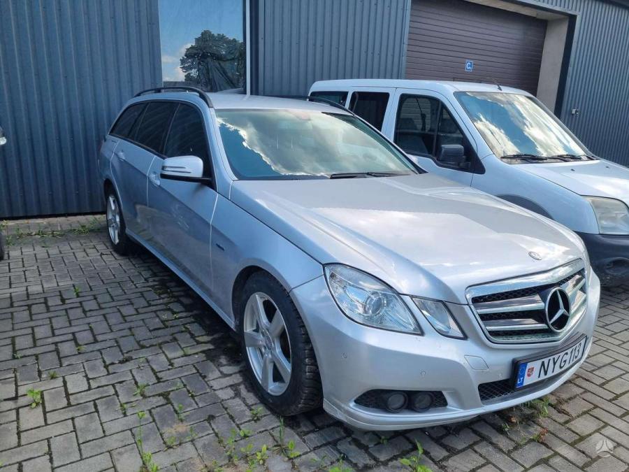 Серый Мерседес E 220 2010 в Таураге, объемом двигателя 2.15 л и пробегом 390 тыс. км за 3450 €, фото 1 на AUTOMOTO.COM.LV