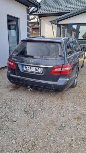 Серый Мерседес E 220 2011 в Мажейкяй, объемом двигателя 2.20 л и пробегом 315 тыс. км за 6000 €, фото 3 на AUTOMOTO.COM.LV