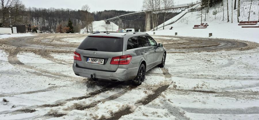 Pelēks Mercedes-Benz E 220 2012 Alīta, ar dzinēja tilpumu 2.20 L un nobraukumu 304 tūkst. km par 7700 €, foto 3 vietnē AUTOMOTO.COM.LV