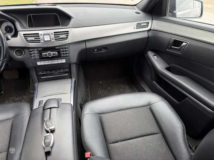 Pelēks Mercedes-Benz E 220 2013 Panevēža, ar dzinēja tilpumu 2.14 L un nobraukumu 315 tūkst. km par 7850 €, foto 26 vietnē AUTOMOTO.COM.LV
