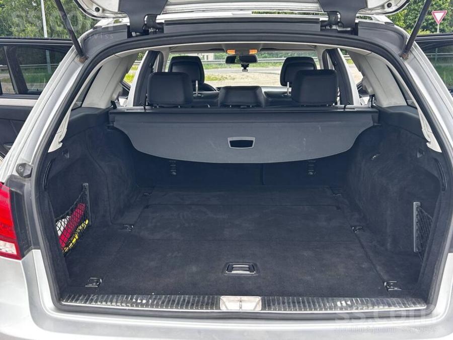 Pelēks Mercedes-Benz E 220 2014 Daugavpils, ar dzinēja tilpumu 2.10 L un nobraukumu 290 tūkst. km par 8000 €, foto 11 vietnē AUTOMOTO.COM.LV