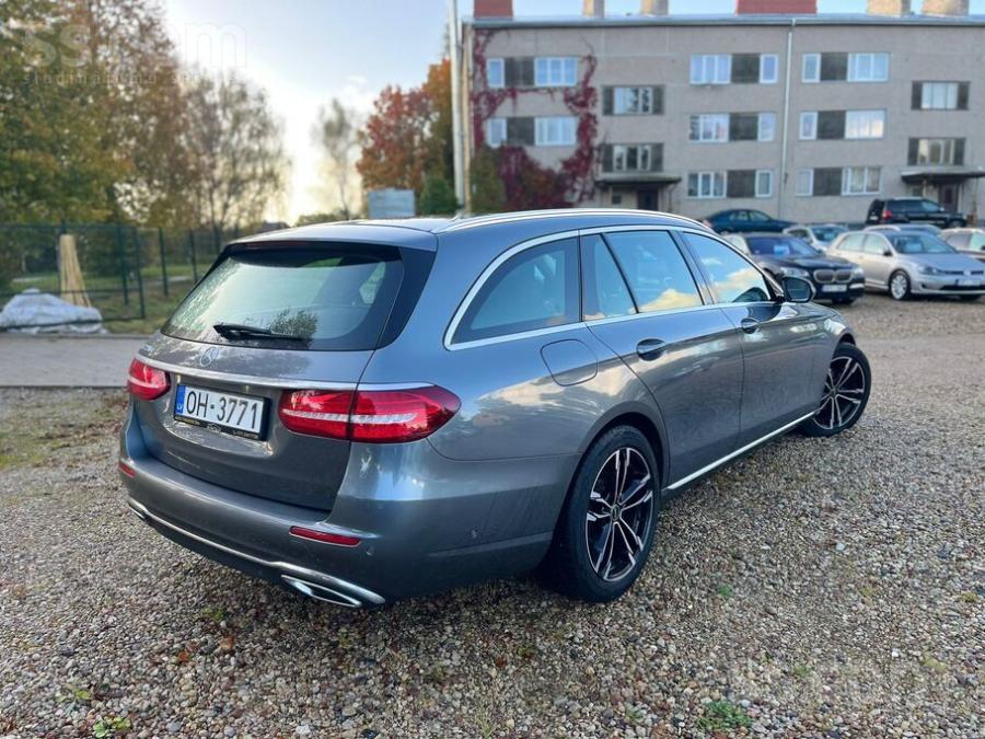 Grey Mercedes-Benz E 220 2016 in Kuldiga, with an engine capacity of 2.00 L and mileage of 293 thousand km for 13990 €, photo 3 on AUTOMOTO.COM.LV