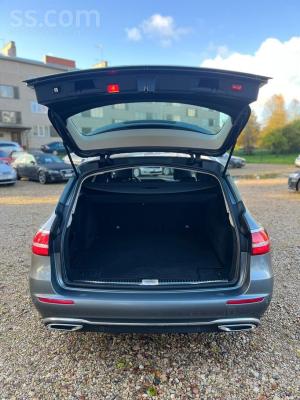 Grey Mercedes-Benz E 220 2016 in Kuldiga, with an engine capacity of 2.00 L and mileage of 293 thousand km for 13990 €, photo 11 on AUTOMOTO.COM.LV