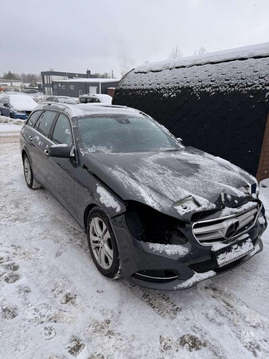 Серый Мерседес E 220 2016 в Вильнюс, объемом двигателя 2.14 л и пробегом 370 тыс. км за 5350 €, фото 1 на AUTOMOTO.COM.LV