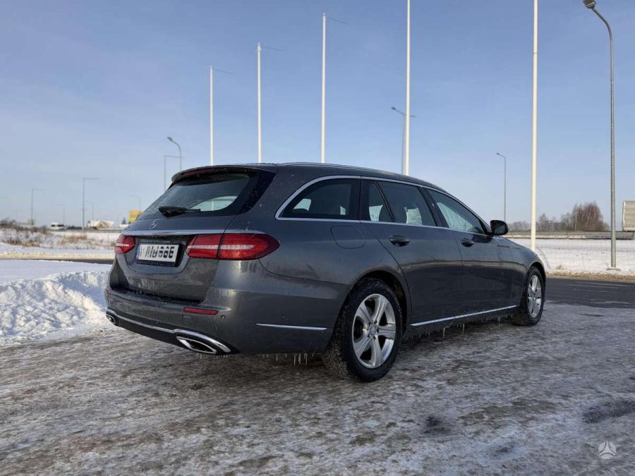 Grey Mercedes-Benz E 220 2017 in Elektrenai, with an engine capacity of 1.95 L and mileage of 281 thousand km for 16550 €, photo 4 on AUTOMOTO.COM.LV