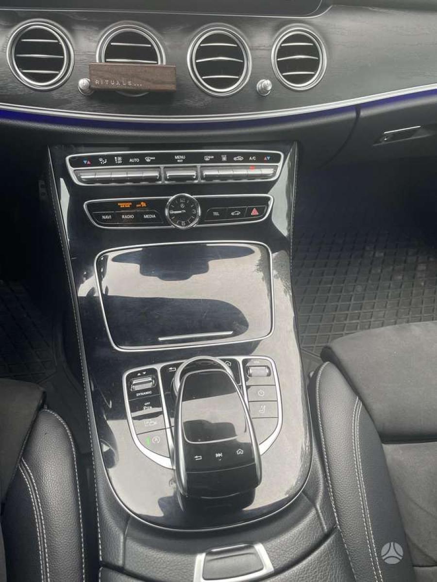 Pelēks Mercedes-Benz E 220 2017 Alīta, ar dzinēja tilpumu 1.95 L un nobraukumu 295 tūkst. km par 18500 €, foto 28 vietnē AUTOMOTO.COM.LV