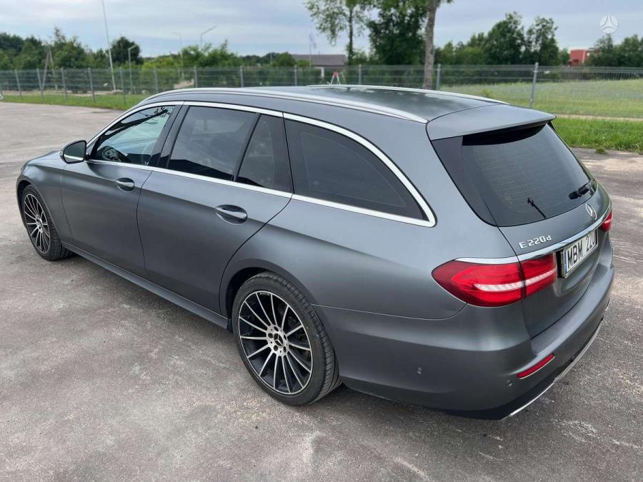 Grey Mercedes-Benz E 220 2017 in Klaipeda, with an engine capacity of 1.95 L and mileage of 354 thousand km for 16000 €, photo 4 on AUTOMOTO.COM.LV
