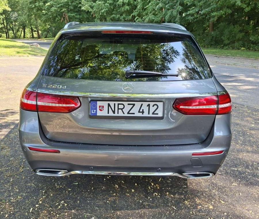 Серый Мерседес E 220 2017 в Вильнюс, объемом двигателя 1.95 л и пробегом 283 тыс. км за 16355 €, фото 5 на AUTOMOTO.COM.LV
