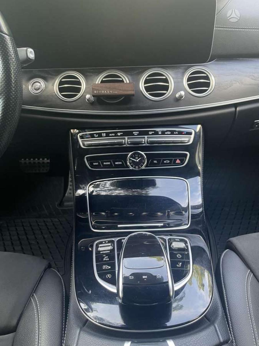 Pelēks Mercedes-Benz E 220 2017 Alīta, ar dzinēja tilpumu 1.95 L un nobraukumu 300 tūkst. km par 15999 €, foto 22 vietnē AUTOMOTO.COM.LV