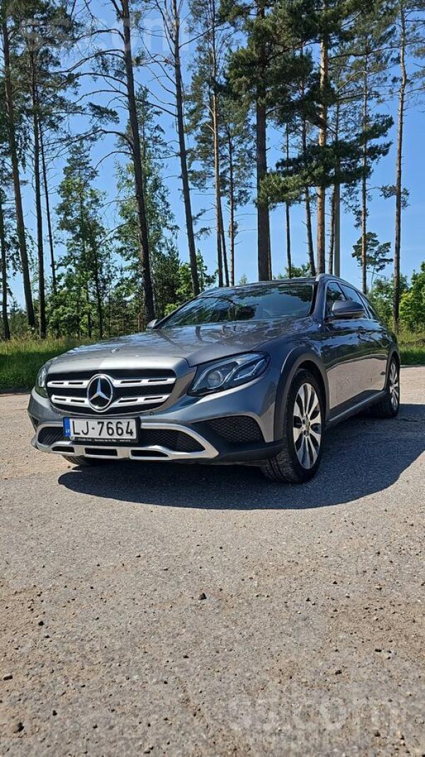 Grey Mercedes-Benz E 220 2018 in Riga, with an engine capacity of 2.00 L and mileage of 138 thousand km for 22000 €, photo 3 on AUTOMOTO.COM.LV