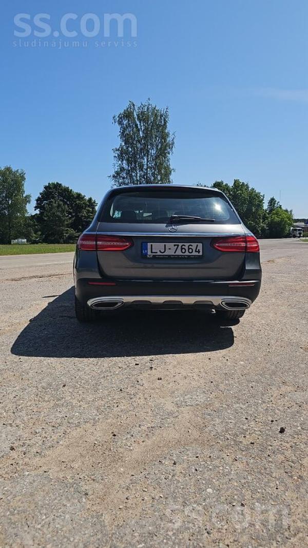 Grey Mercedes-Benz E 220 2018 in Riga, with an engine capacity of 2.00 L and mileage of 138 thousand km for 22000 €, photo 6 on AUTOMOTO.COM.LV