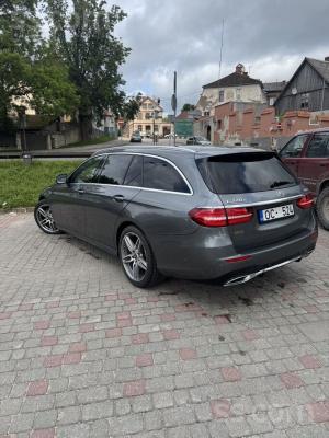 Grey Mercedes-Benz E 220 2018 in Cesis, with an engine capacity of 2.00 L and mileage of 197 thousand km for 20700 €, photo 4 on AUTOMOTO.COM.LV
