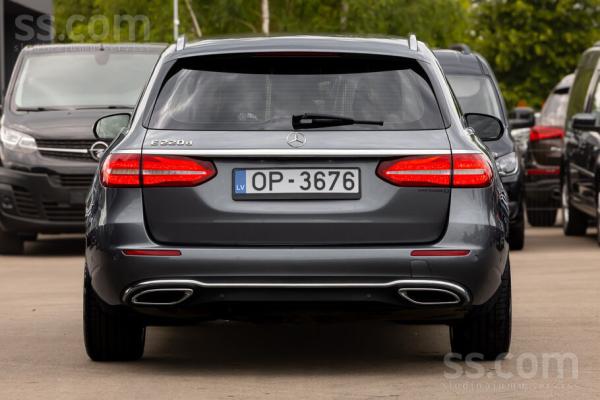 Grey Mercedes-Benz E 220 2018 in Jelgava, with an engine capacity of 2.00 L and mileage of 0 thousand km for 15700 €, photo 4 on AUTOMOTO.COM.LV