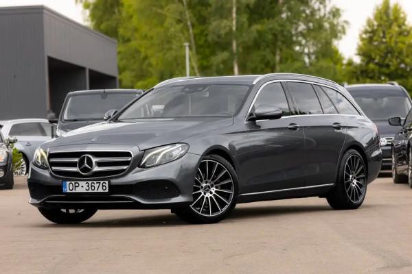 Grey Mercedes-Benz E 220 2018 in Jelgava, with an engine capacity of 2.00 L and mileage of 276 thousand km for 15700 €, photo 1 on AUTOMOTO.COM.LV