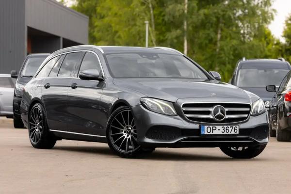 Grey Mercedes-Benz E 220 2018 in Jelgava, with an engine capacity of 2.00 L and mileage of 276 thousand km for 15700 €, photo 2 on AUTOMOTO.COM.LV