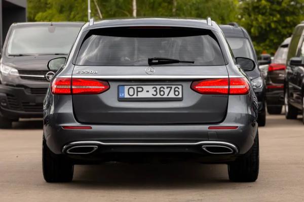 Grey Mercedes-Benz E 220 2018 in Jelgava, with an engine capacity of 2.00 L and mileage of 276 thousand km for 15700 €, photo 4 on AUTOMOTO.COM.LV