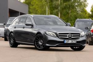 Серый Мерседес E 220 2018 в Елгава, объемом двигателя 2.00 л и пробегом 276 тыс. км за 15700 €, фото 3 на AUTOMOTO.COM.LV