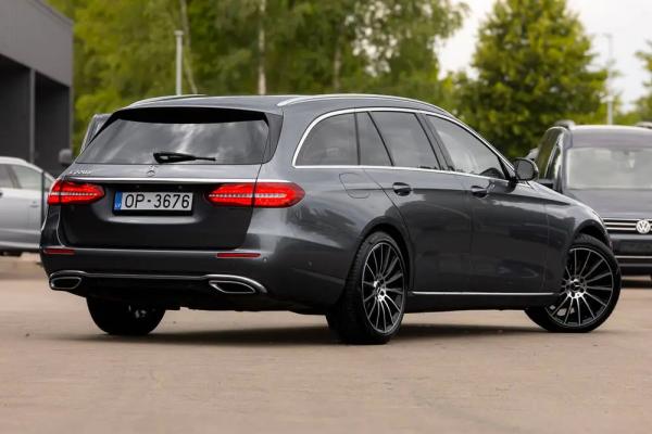Серый Мерседес E 220 2018 в Елгава, объемом двигателя 2.00 л и пробегом 276 тыс. км за 15700 €, фото 3 на AUTOMOTO.COM.LV