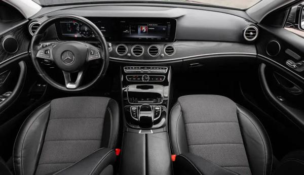 Серый Мерседес E 220 2018 в Елгава, объемом двигателя 2.00 л и пробегом 276 тыс. км за 15700 €, фото 10 на AUTOMOTO.COM.LV