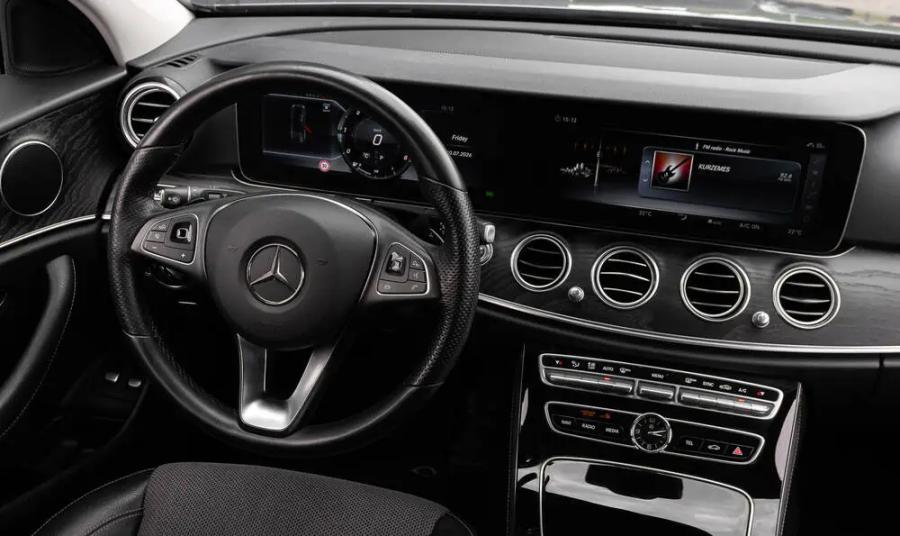 Серый Мерседес E 220 2018 в Елгава, объемом двигателя 2.00 л и пробегом 276 тыс. км за 15700 €, фото 12 на AUTOMOTO.COM.LV