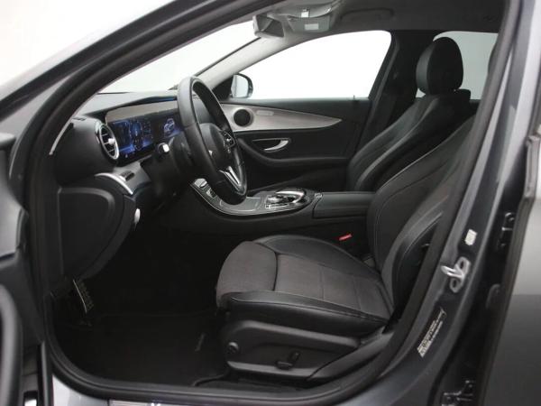 Grey Mercedes-Benz E 220 2019 in Vilnius, with an engine capacity of 2.00 L and mileage of 240 thousand km for 19599 €, photo 4 on AUTOMOTO.COM.LV