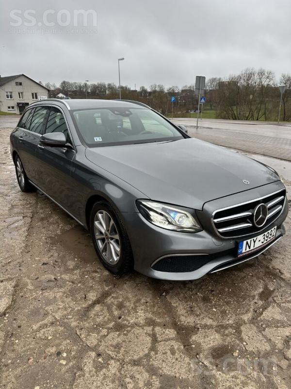 Серый Мерседес E 220 2019 в Талси, объемом двигателя 2.20 л и пробегом 244 тыс. км за 21000 €, фото 2 на AUTOMOTO.COM.LV