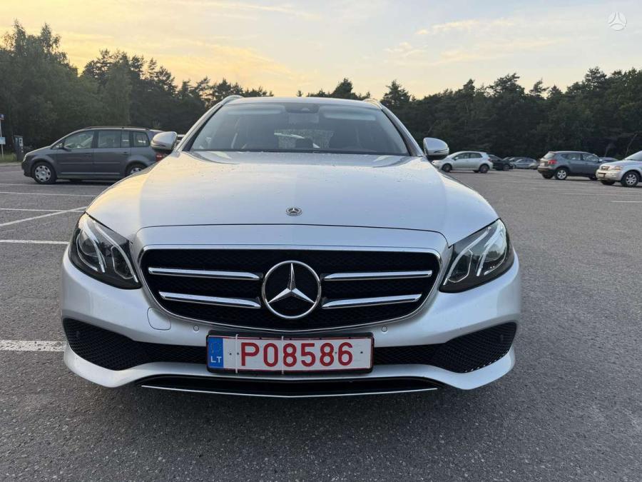 Grey Mercedes-Benz E 220 2020 in Vilnius, with an engine capacity of 1.95 L and mileage of 176 thousand km for 14600 €, photo 3 on AUTOMOTO.COM.LV