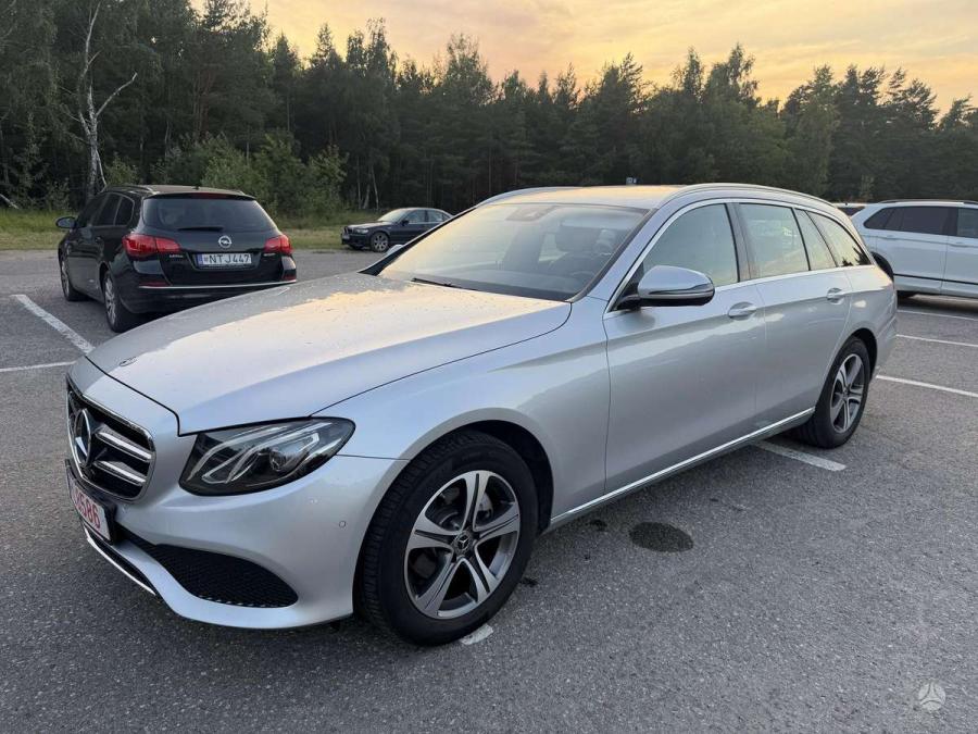 Grey Mercedes-Benz E 220 2020 in Vilnius, with an engine capacity of 1.95 L and mileage of 176 thousand km for 14600 €, photo 5 on AUTOMOTO.COM.LV