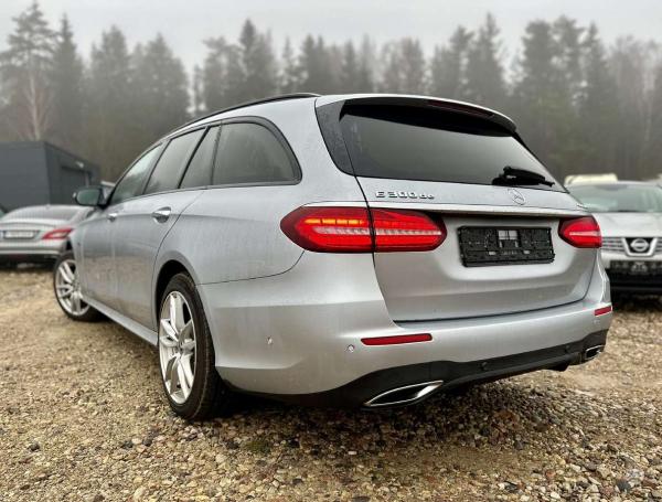 Grey Mercedes-Benz E 220 2021 in Vilnius, with an engine capacity of 1.95 L and mileage of 392 thousand km for 15500 €, photo 9 on AUTOMOTO.COM.LV