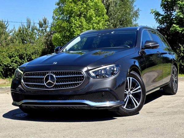 Grey Mercedes-Benz E 220 2021 in Taurage, with an engine capacity of 1.95 L and mileage of 320 thousand km for 17300 €, photo 1 on AUTOMOTO.COM.LV