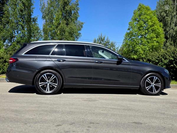 Grey Mercedes-Benz E 220 2021 in Taurage, with an engine capacity of 1.95 L and mileage of 320 thousand km for 17300 €, photo 4 on AUTOMOTO.COM.LV