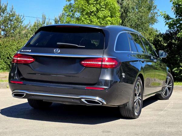 Grey Mercedes-Benz E 220 2021 in Taurage, with an engine capacity of 1.95 L and mileage of 320 thousand km for 17300 €, photo 5 on AUTOMOTO.COM.LV
