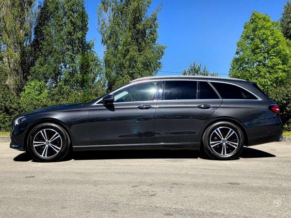 Grey Mercedes-Benz E 220 2021 in Taurage, with an engine capacity of 1.95 L and mileage of 320 thousand km for 17300 €, photo 8 on AUTOMOTO.COM.LV