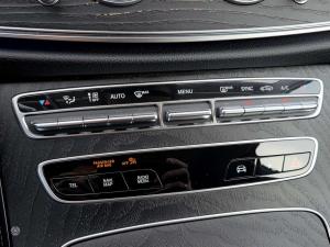 Pelēks Mercedes-Benz E 220 2021 Tauragė, ar dzinēja tilpumu 1.95 L un nobraukumu 320 tūkst. km par 17300 €, foto 50 vietnē AUTOMOTO.COM.LV