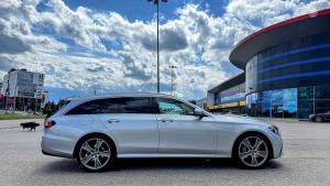 Серый Мерседес E 220 2021 в Вильнюс, объемом двигателя 2.00 л и пробегом 92 тыс. км за 34500 €, фото 5 на AUTOMOTO.COM.LV