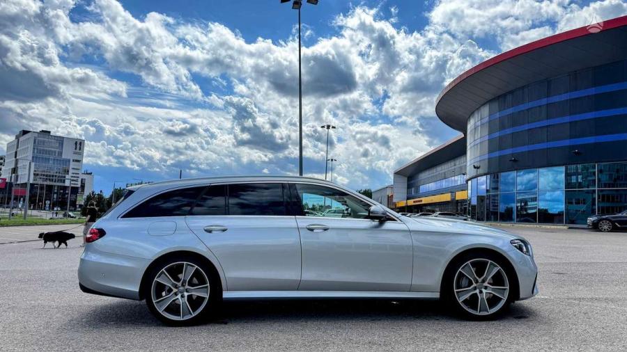 Серый Мерседес E 220 2021 в Вильнюс, объемом двигателя 2.00 л и пробегом 92 тыс. км за 34500 €, фото 5 на AUTOMOTO.COM.LV