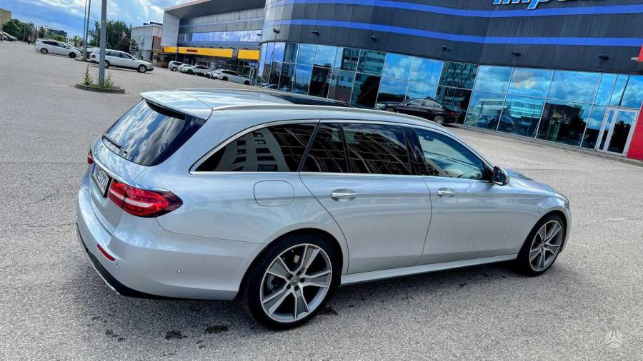 Серый Мерседес E 220 2021 в Вильнюс, объемом двигателя 2.00 л и пробегом 92 тыс. км за 34500 €, фото 7 на AUTOMOTO.COM.LV