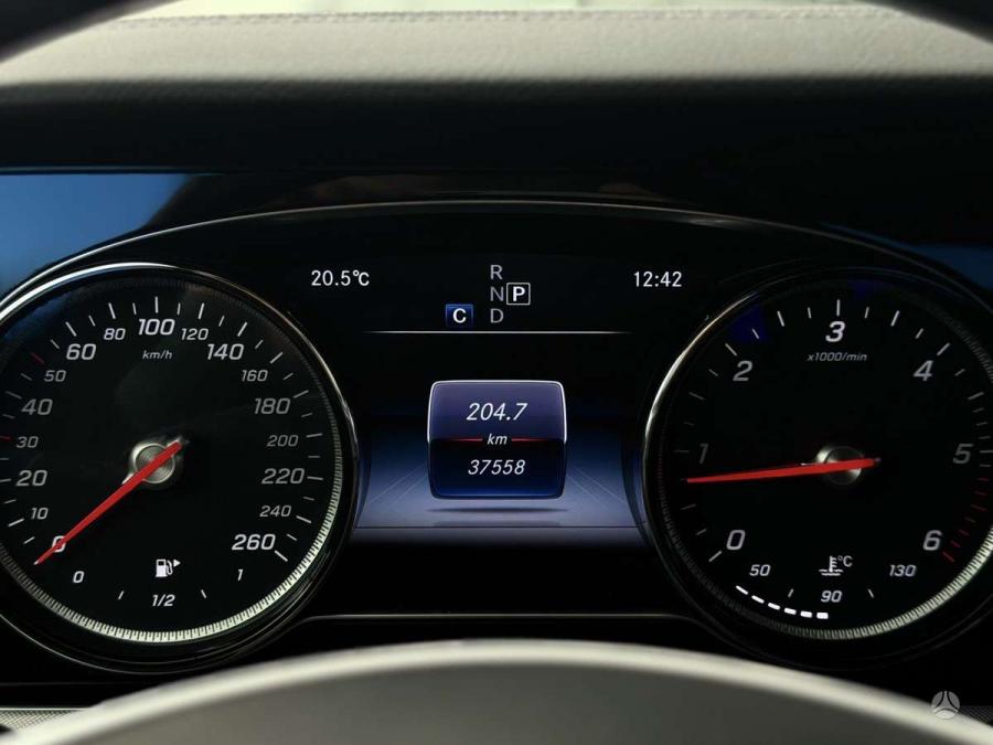 Красный Мерседес E 220 2018 в Вильнюс, объемом двигателя 1.95 л и пробегом 43 тыс. км за 29999 €, фото 24 на AUTOMOTO.COM.LV