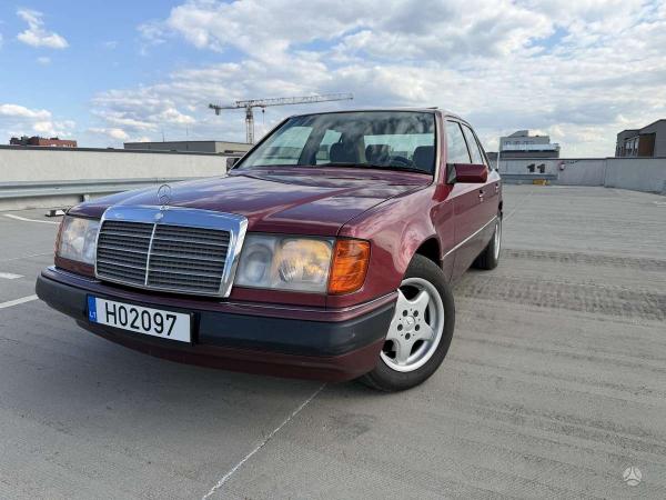 Red Mercedes-Benz E 220 1993 in Vilnius, with an engine capacity of 2.20 L and mileage of 205 thousand km for 6200 €, photo 1 on AUTOMOTO.COM.LV