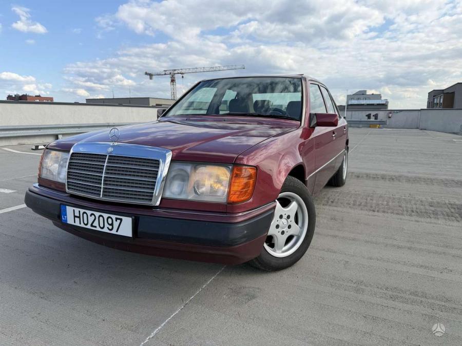 Red Mercedes-Benz E 220 1993 in Vilnius, with an engine capacity of 2.20 L and mileage of 205 thousand km for 6200 €, photo 1 on AUTOMOTO.COM.LV
