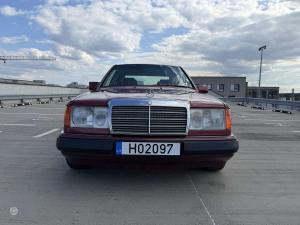 Red Mercedes-Benz E 220 1993 in Vilnius, with an engine capacity of 2.20 L and mileage of 205 thousand km for 6200 €, photo 4 on AUTOMOTO.COM.LV